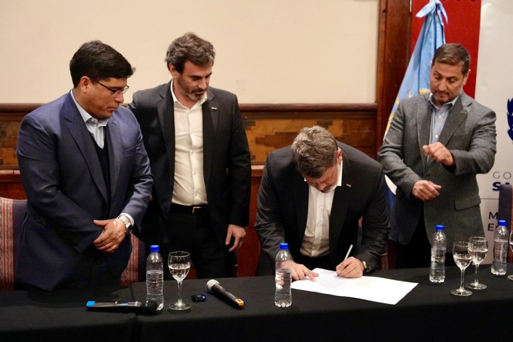 Santa Cruz firmó la cesión de diez áreas petroleras que garantiza seis ...